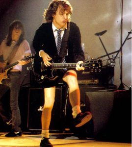 ¿Sabías que Angus Young, el guitarrista de AC/DC, hace sus ...