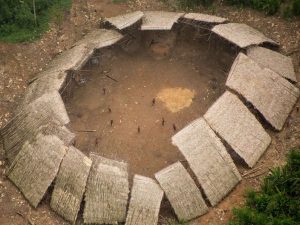 El shabono, la vivienda colectiva yanomami que alberga a unas ...