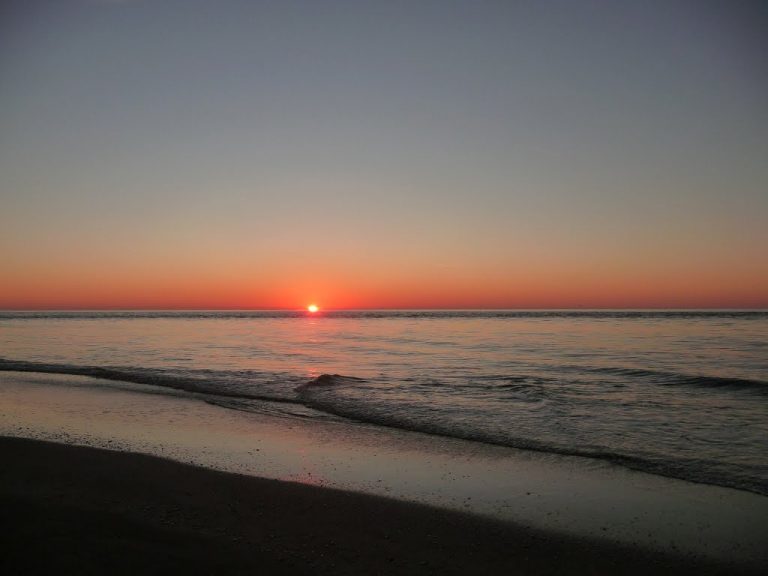 Punta Rasa, un lugar único donde el sol sale por el mar y atardece ...
