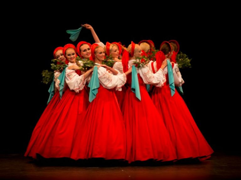 Beriozka: el curioso baile ruso en el que las mujeres flotan - Billiken