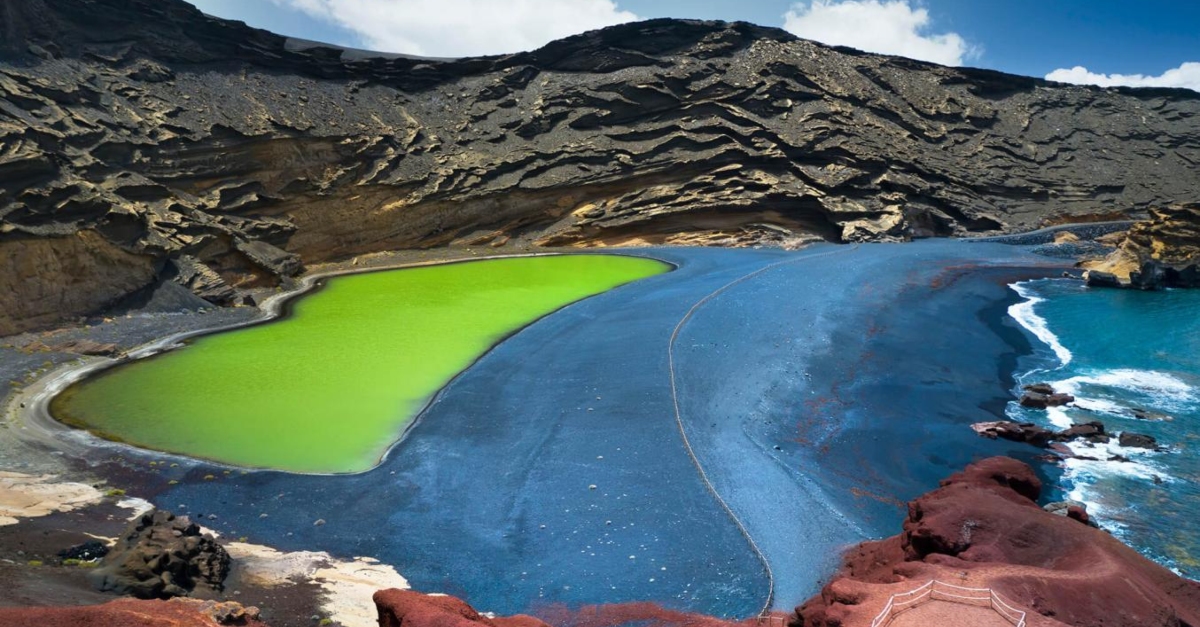 El extraño charco de color verde que se formó en una playa de arena ...