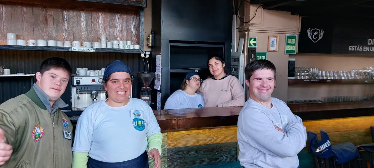 En Carlos Paz abrió el primer bar atendido por personas con ...