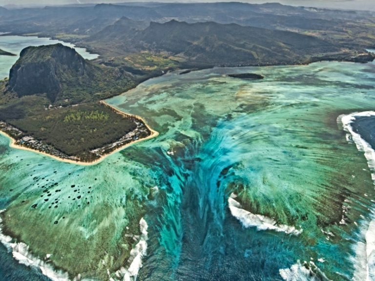Isla Mauricio y su increíble cascada submarina - Billiken