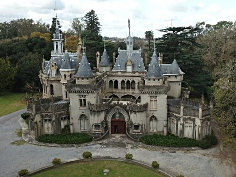 La historia del Castillo de Naveira: la curiosa mansión de Luján que se ...