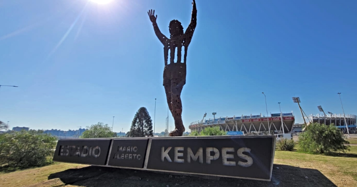 Inauguraron una estatua de 8,5 metros de altura en homenaje a Mario ...