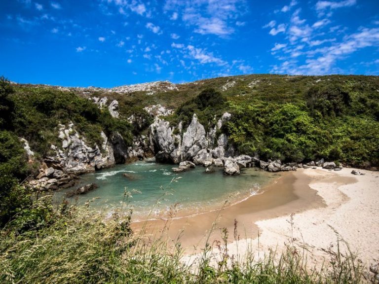Gulpiyuri, la extraña playa con agua de mar que se formó tierra adentro ...