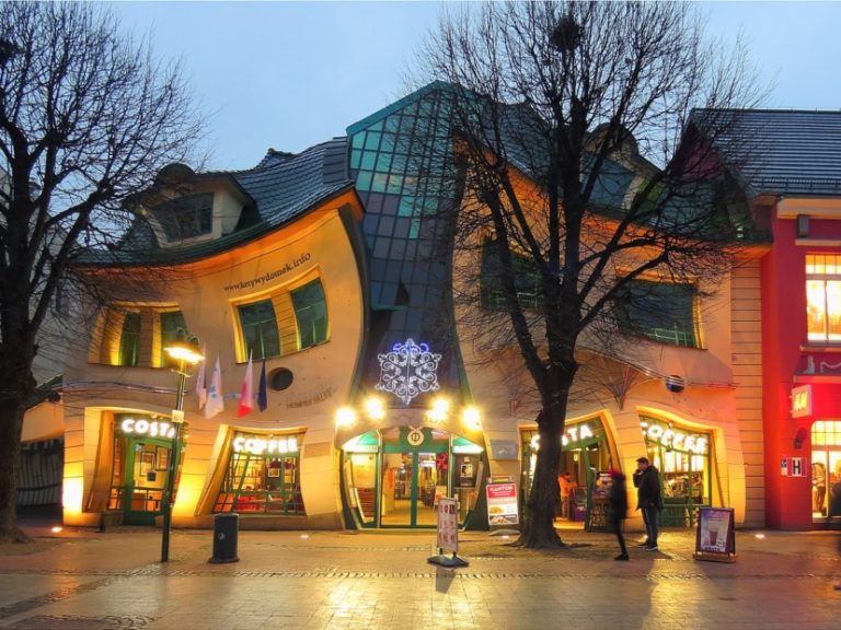 Krzywy Domek, la inédita “casa torcida” de Polonia que parece irreal - Billiken