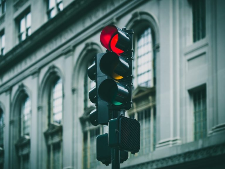 ¿Por qué los semáforos tienen luces de color verde, amarillo y rojo ...