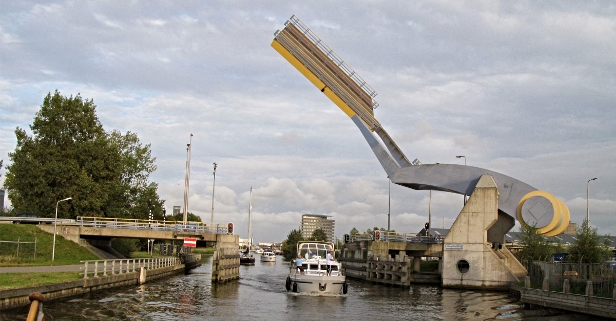 Slauerhoffbrug, un extraño puente “volador” que funciona con un brazo ...