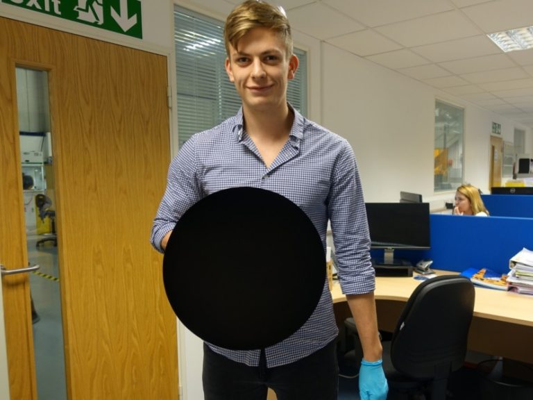 Vantablack, el material más oscuro del mundo - Billiken