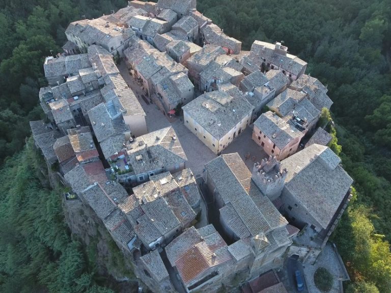 Calcata, el increíble pueblo de Italia que se formó en la cumbre de un ...
