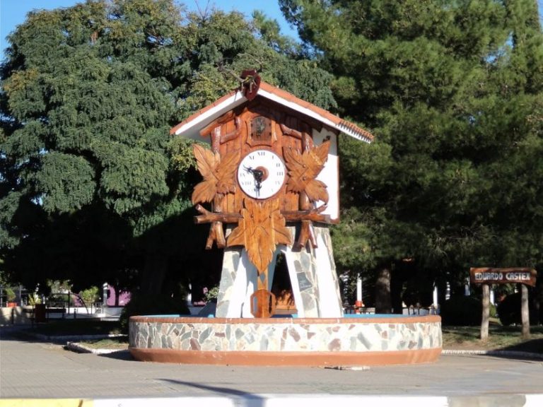 ¿Sabías que uno de los relojes cucú más grandes del mundo está en La ...