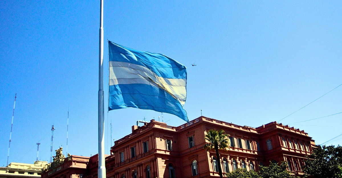 Bandera a media asta: ¿qué significa y cuál fue su origen? - Billiken