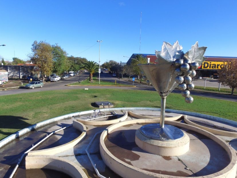 Rotonda de la Copa: el sorprendente monumento al vino de Mendoza - Billiken