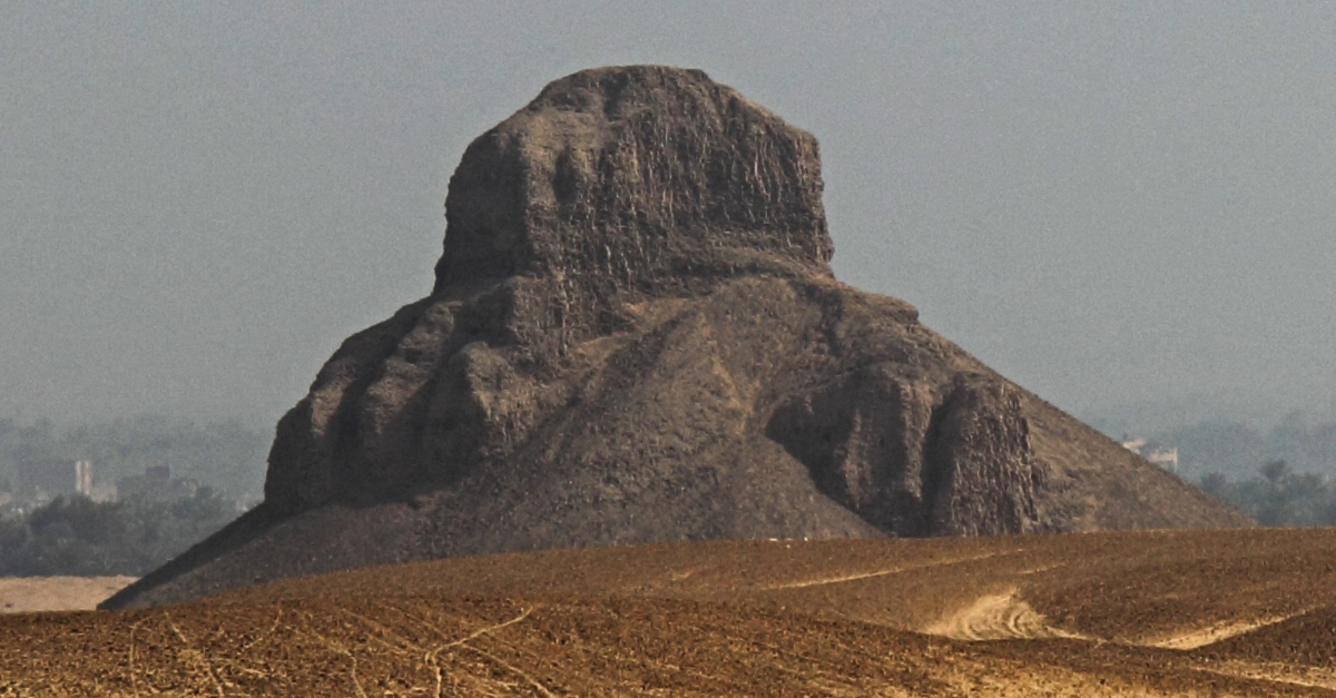 ¿Cuál es la historia de la extraña Pirámide Negra de Egipto que tiene 4 ...