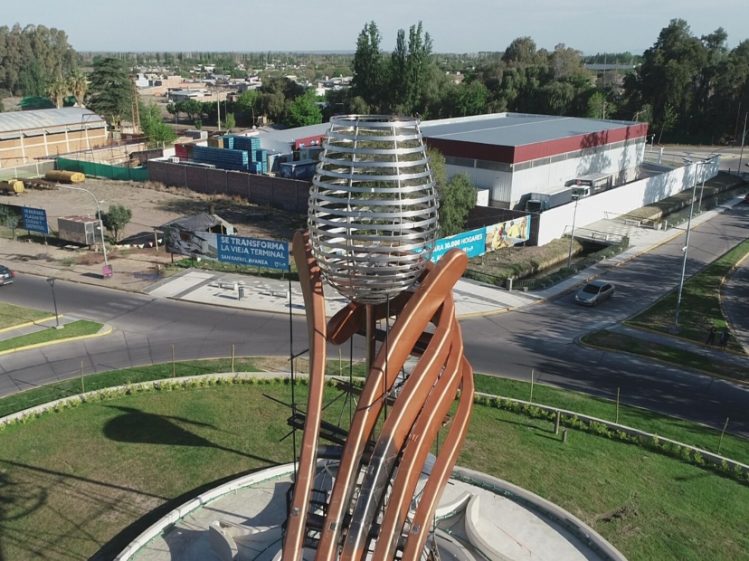 Rotonda de la Copa: el sorprendente monumento al vino de Mendoza - Billiken