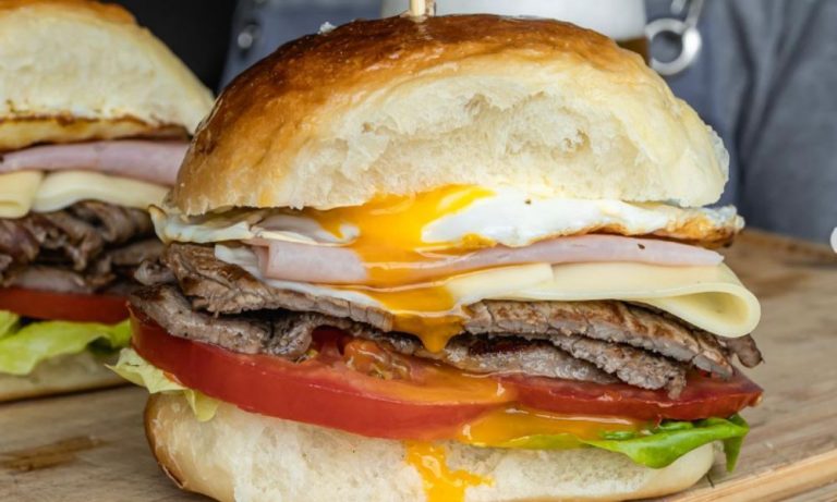 ¿Qué es el chivito uruguayo? - Billiken