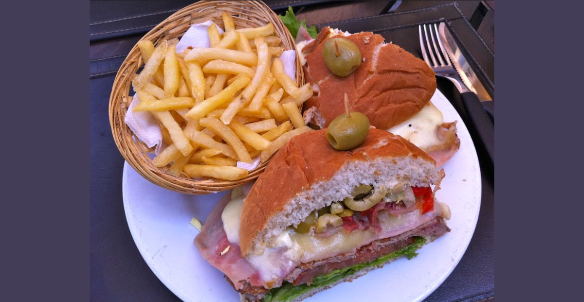 ¿Qué es el chivito uruguayo? - Billiken