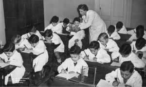 Descubrí el origen del guardapolvo blanco en las aulas argentinas ...