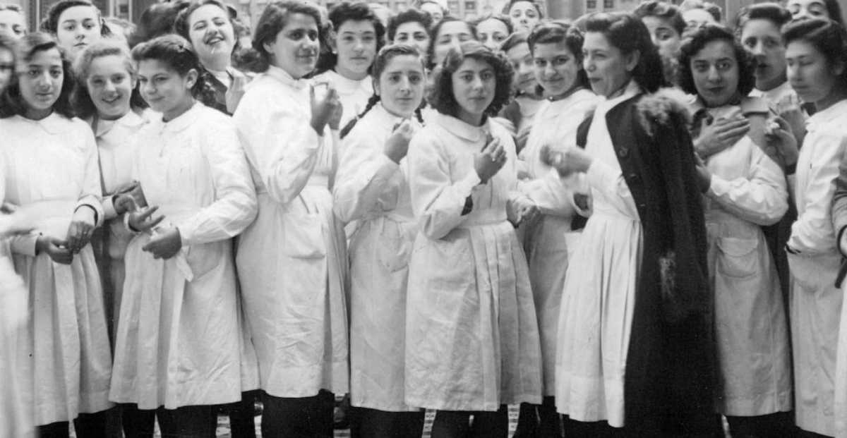 Descubrí el origen del guardapolvo blanco en las aulas argentinas ...