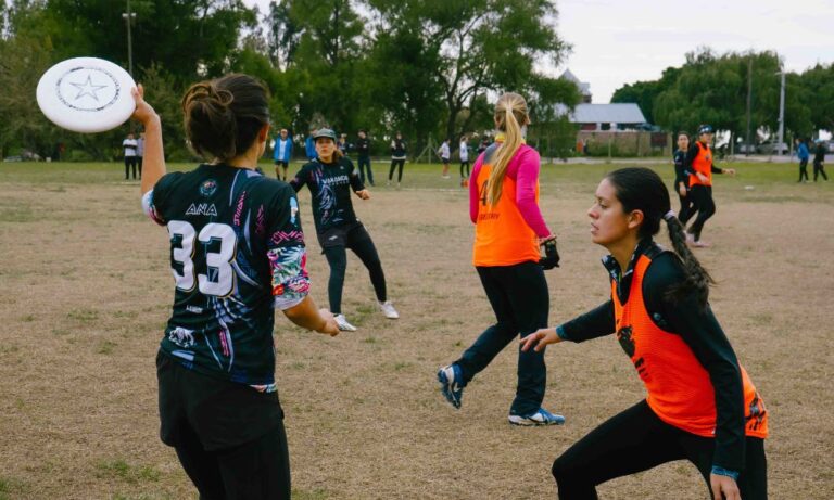 Ultimate, el deporte que se juega con un frisbee y no tiene referee ...