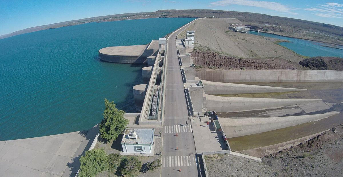 El Chocón, la enorme represa de 86 metros de altura que se construyó ...