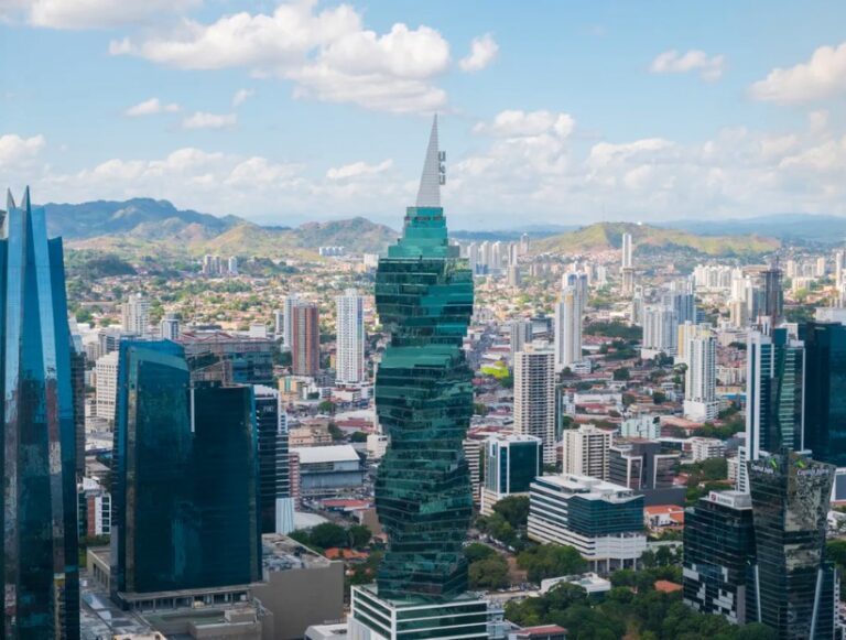 F&F Tower: el rascacielos de Panamá que sorprende por su curiosa forma ...