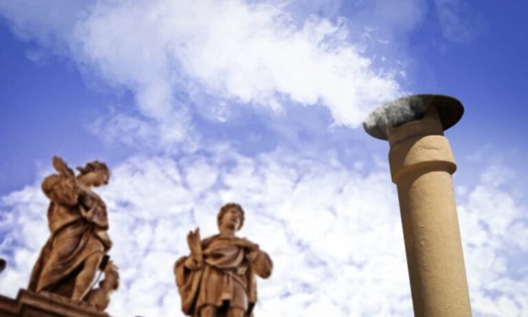 Cónclave: cómo se hace el humo blanco y el humo negro - Billiken